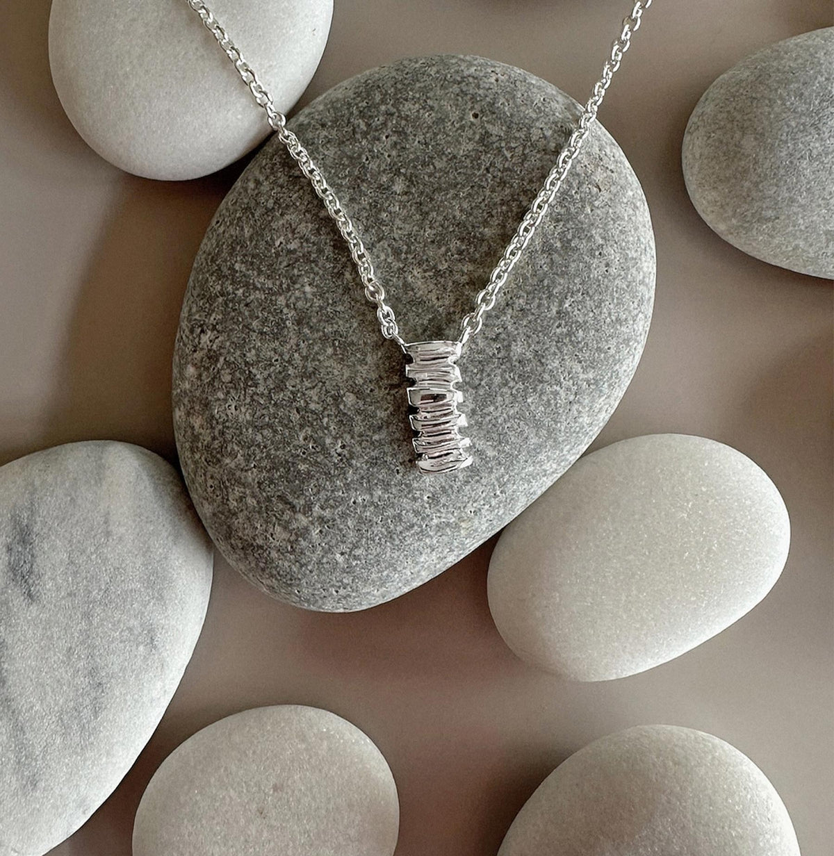 Le Knot flat drop necklace silver – Drakenberg Sjölin