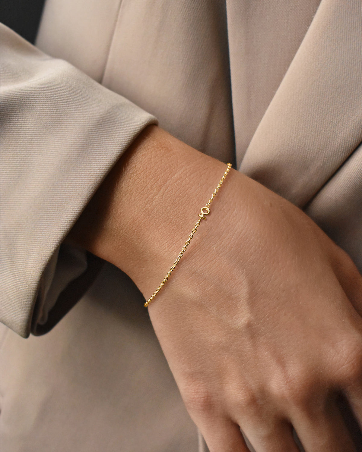 Women Unite drop bracelet gold – Drakenberg Sjölin